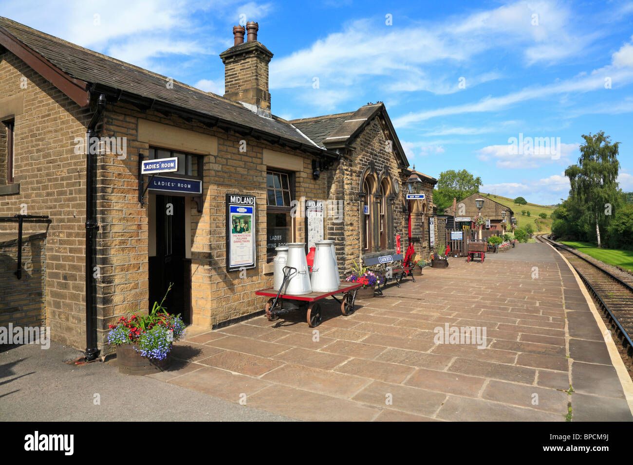 Oakworth railway station platform hi-res stock photography and images ...