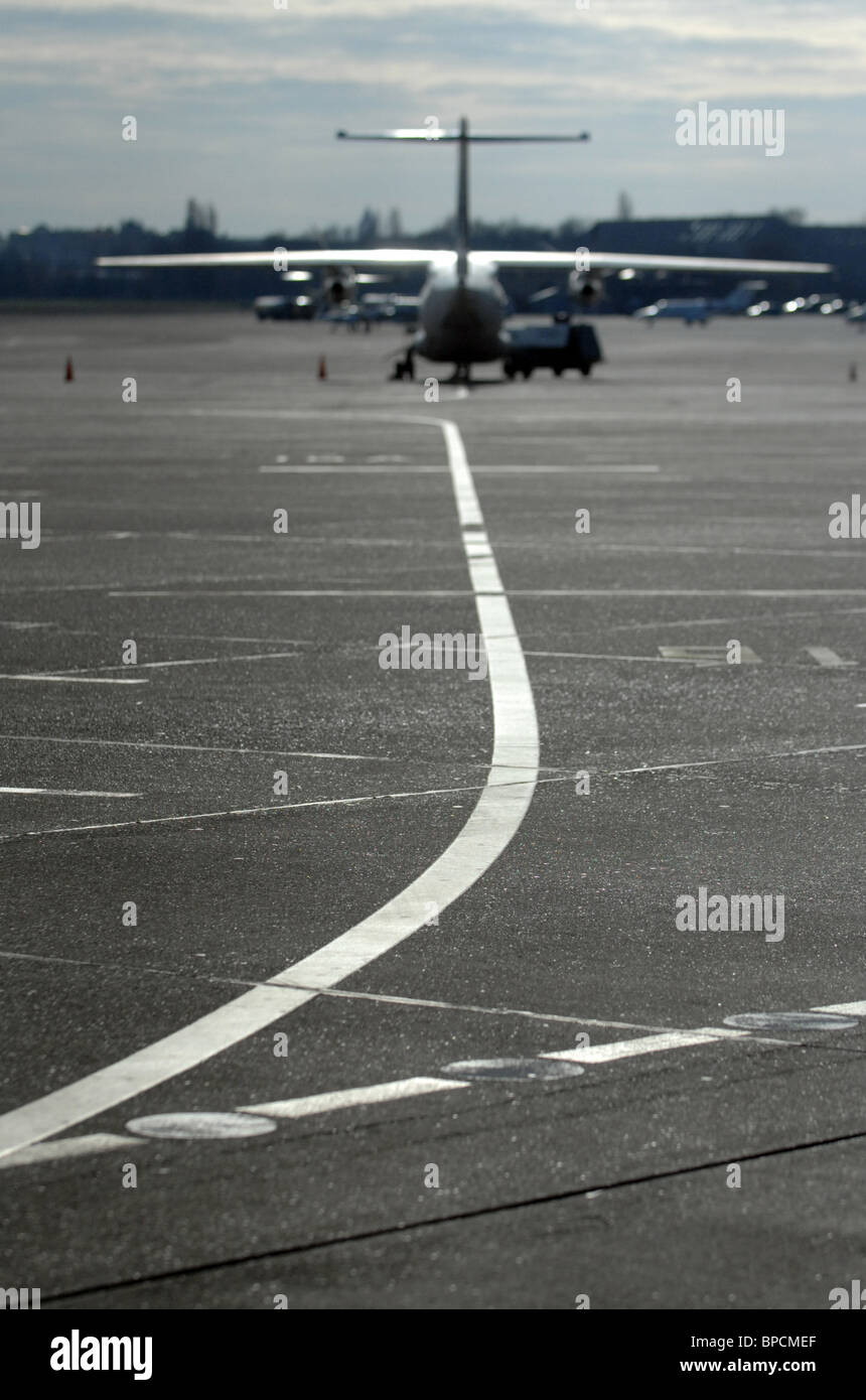 Runway vertical hi-res stock photography and images - Alamy