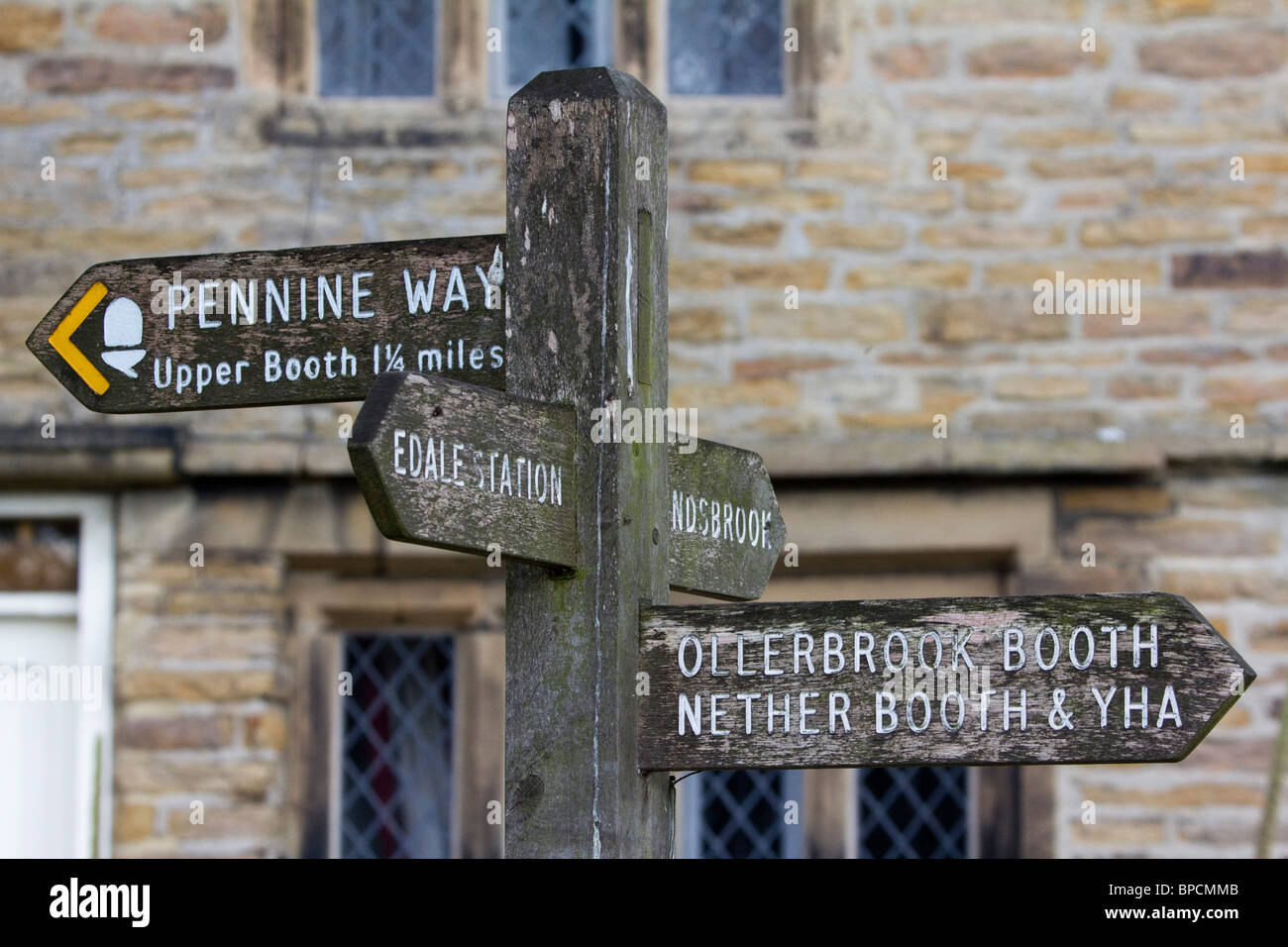 pennine way signpost edale derbyshire england uk gb Stock Photo - Alamy