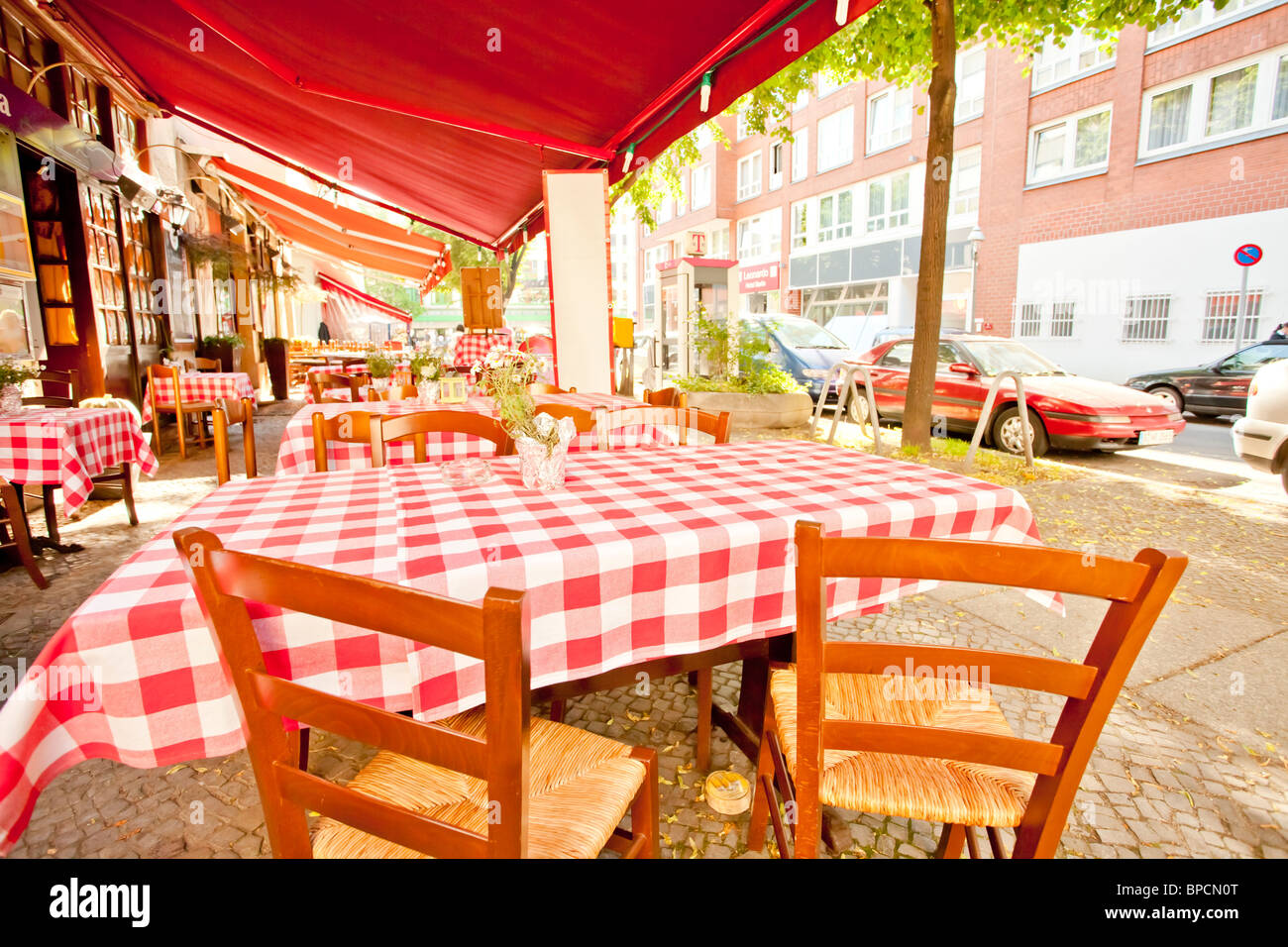 Empty restaurant table on the street Stock Photo - Alamy