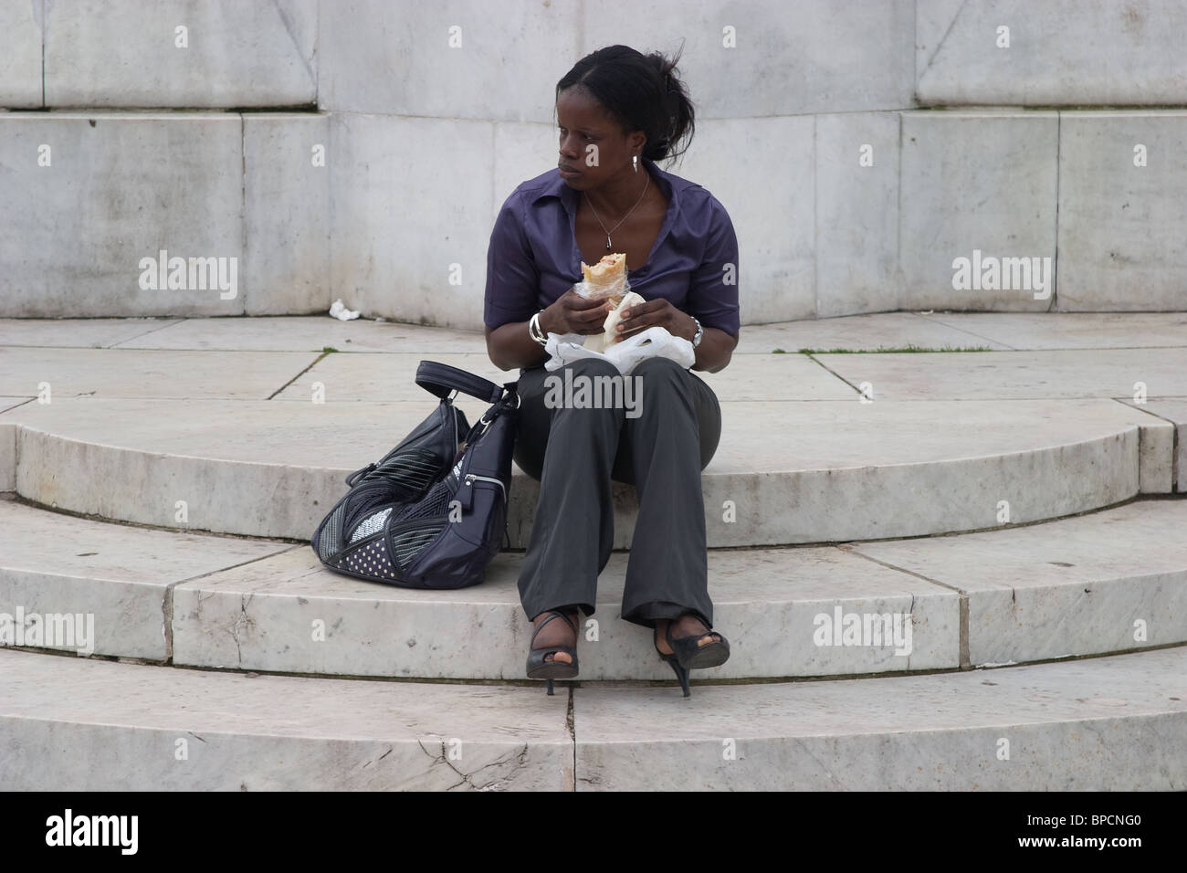 African woman statue hi-res stock photography and images - Alamy