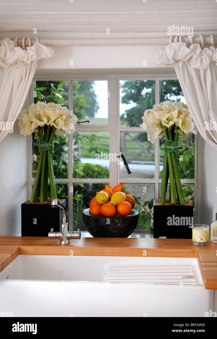 A cottage kitchen window with a fruit bowl Oxfordshire, UK Stock Photo ...