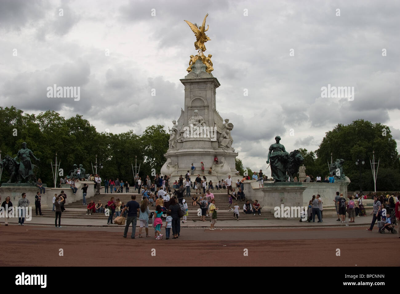 tourists queen Victoria statue trees plinth stone Stock Photo - Alamy