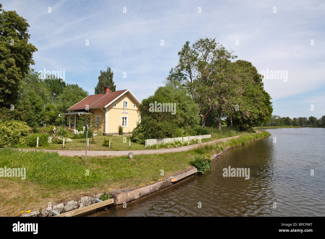 A small wooden cottage by the canal Stock Photo - Alamy