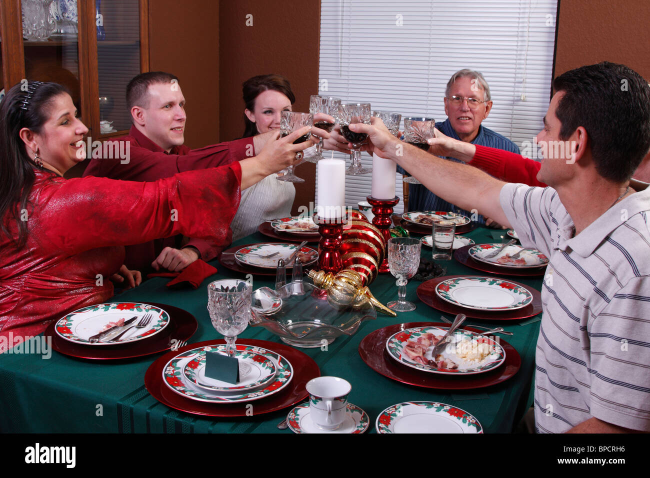 Family toasting at Christmas dinner Stock Photo - Alamy