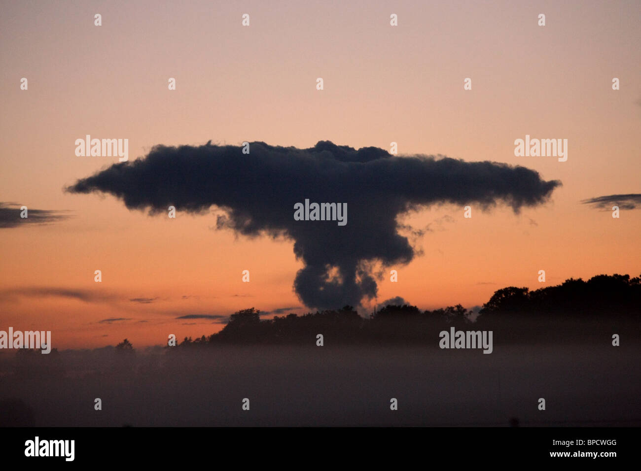 Odd cloud almost looking like a mushroom cloud from a nuclear bomb ...