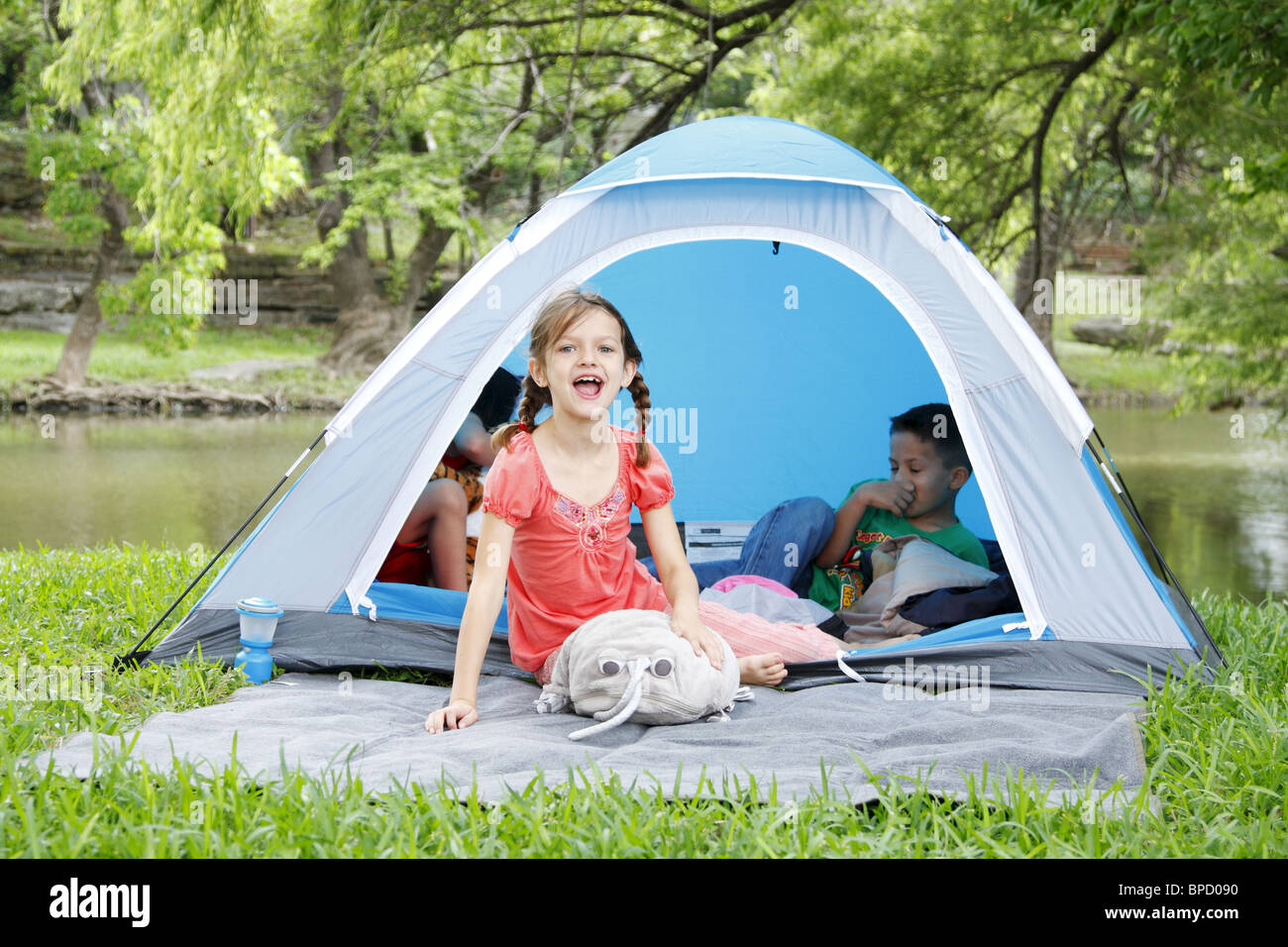 Kids having fun tent camping Stock Photo - Alamy
