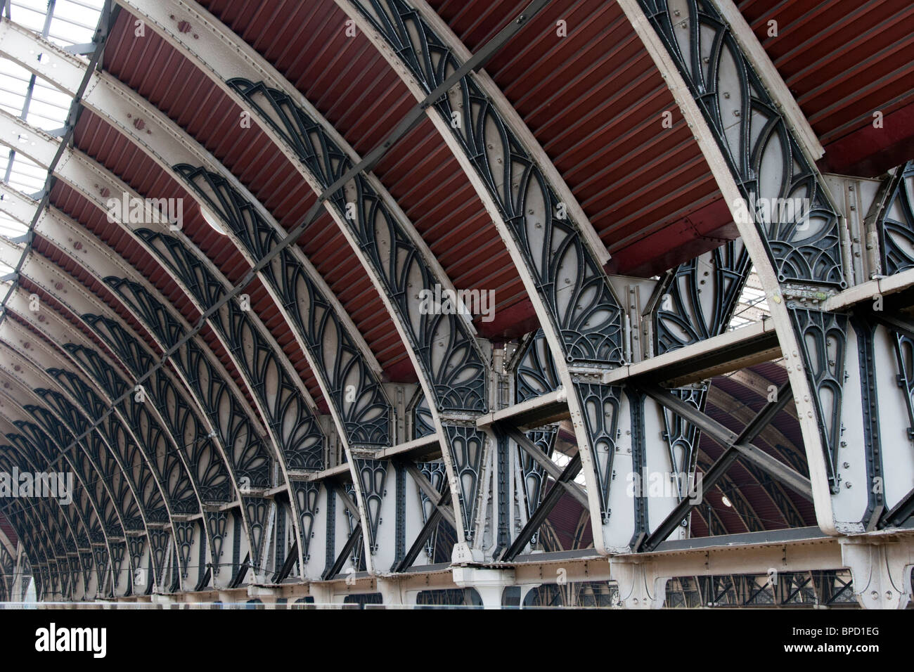 Train station london arches hi-res stock photography and images - Alamy