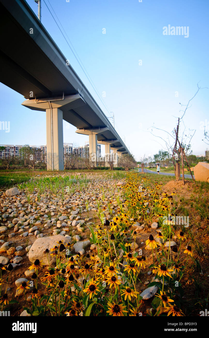 Elevated subway hi-res stock photography and images - Alamy