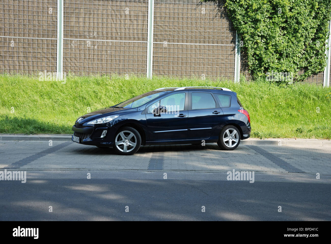 Peugeot 308 SW 1.6 HDI - MY 2010 - dark blue metallic - French popular ...