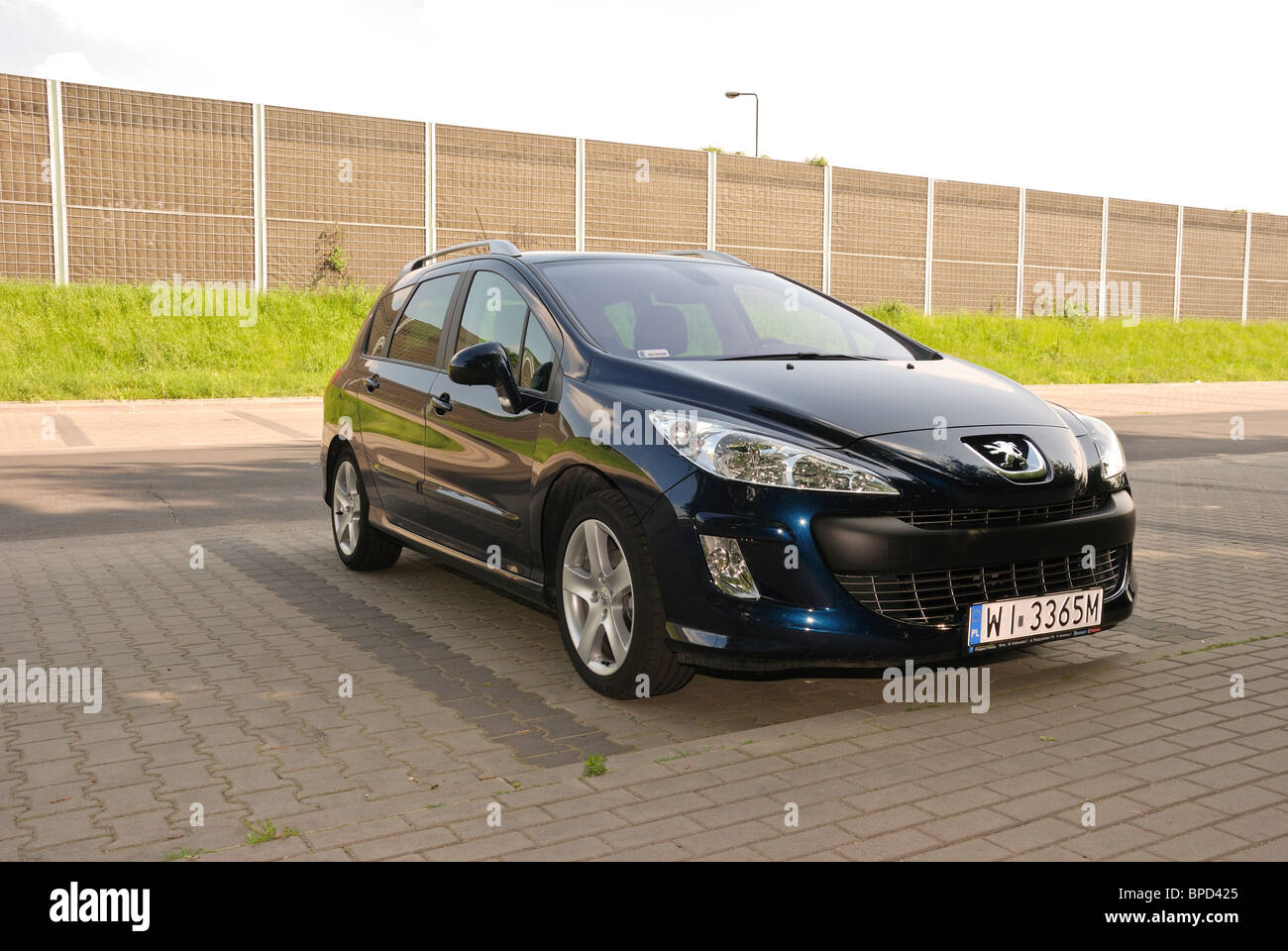 Peugeot 308 SW 1.6 HDI - MY 2010 - dark blue metallic - French popular ...
