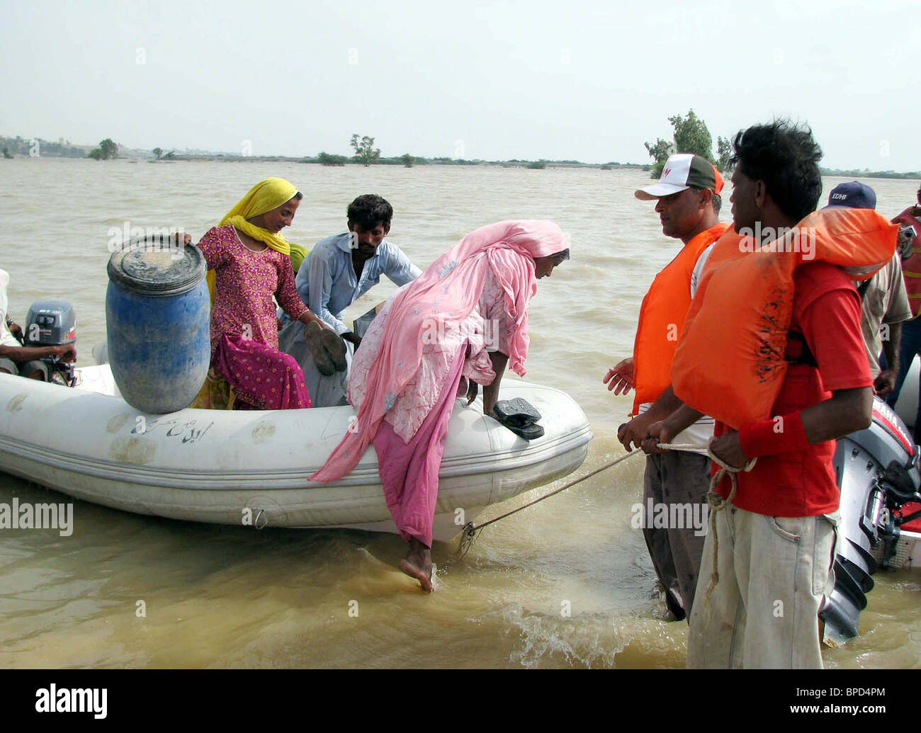 Flood affected people being shifted by Edhi volunteers during rescue ...
