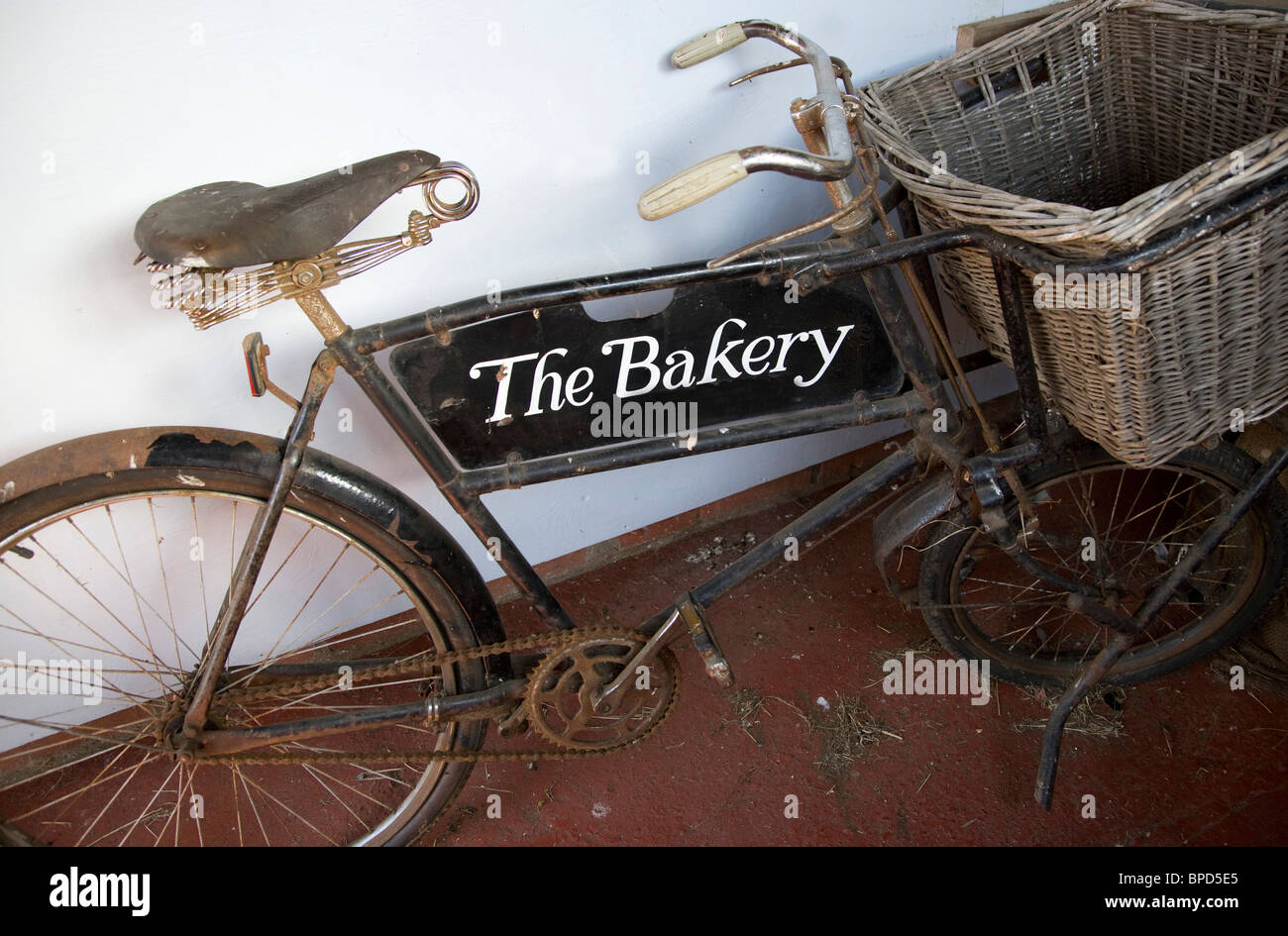Old fashioned delivery bicycle hi-res stock photography and images - Alamy