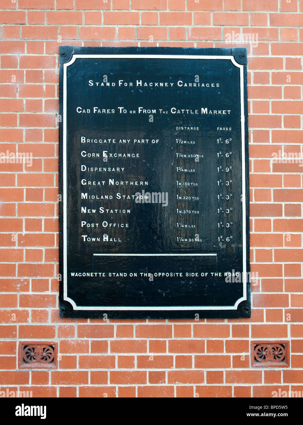 Carriages sign hi-res stock photography and images - Alamy