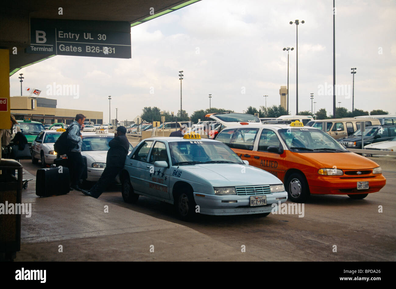 Dallas Texas USA Row Of Taxis Outside Dallas Airport Stock Photo - Alamy
