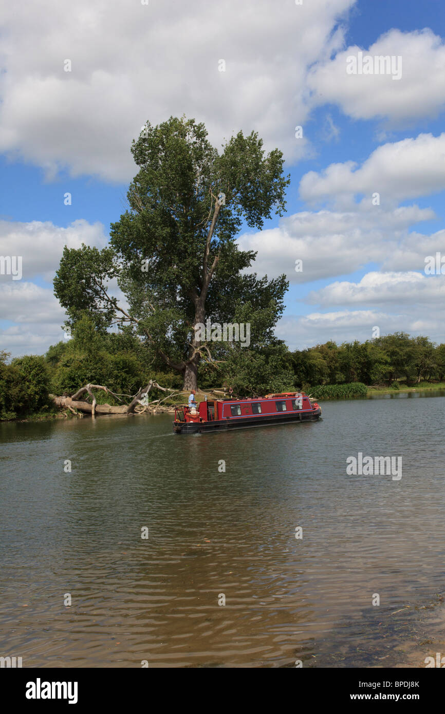 Narrow boat on the River Thames between Oxford and Wolvercote heading ...