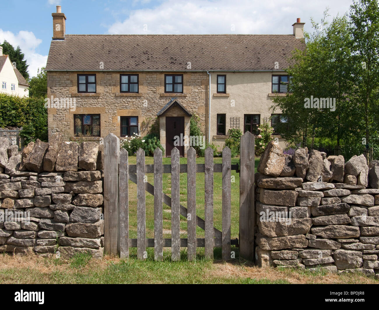 Cottage door gate hi-res stock photography and images - Alamy
