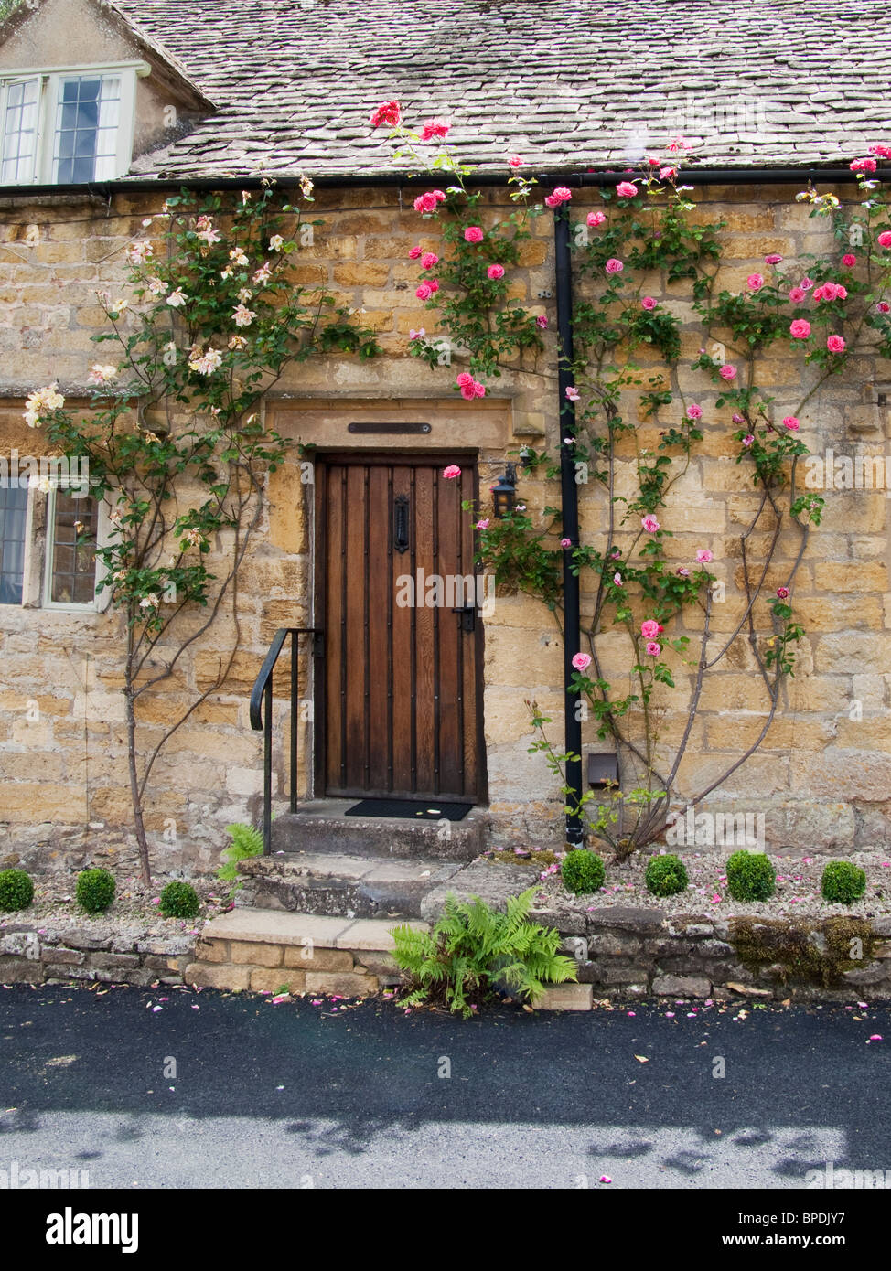 Roses around the door hi-res stock photography and images - Alamy