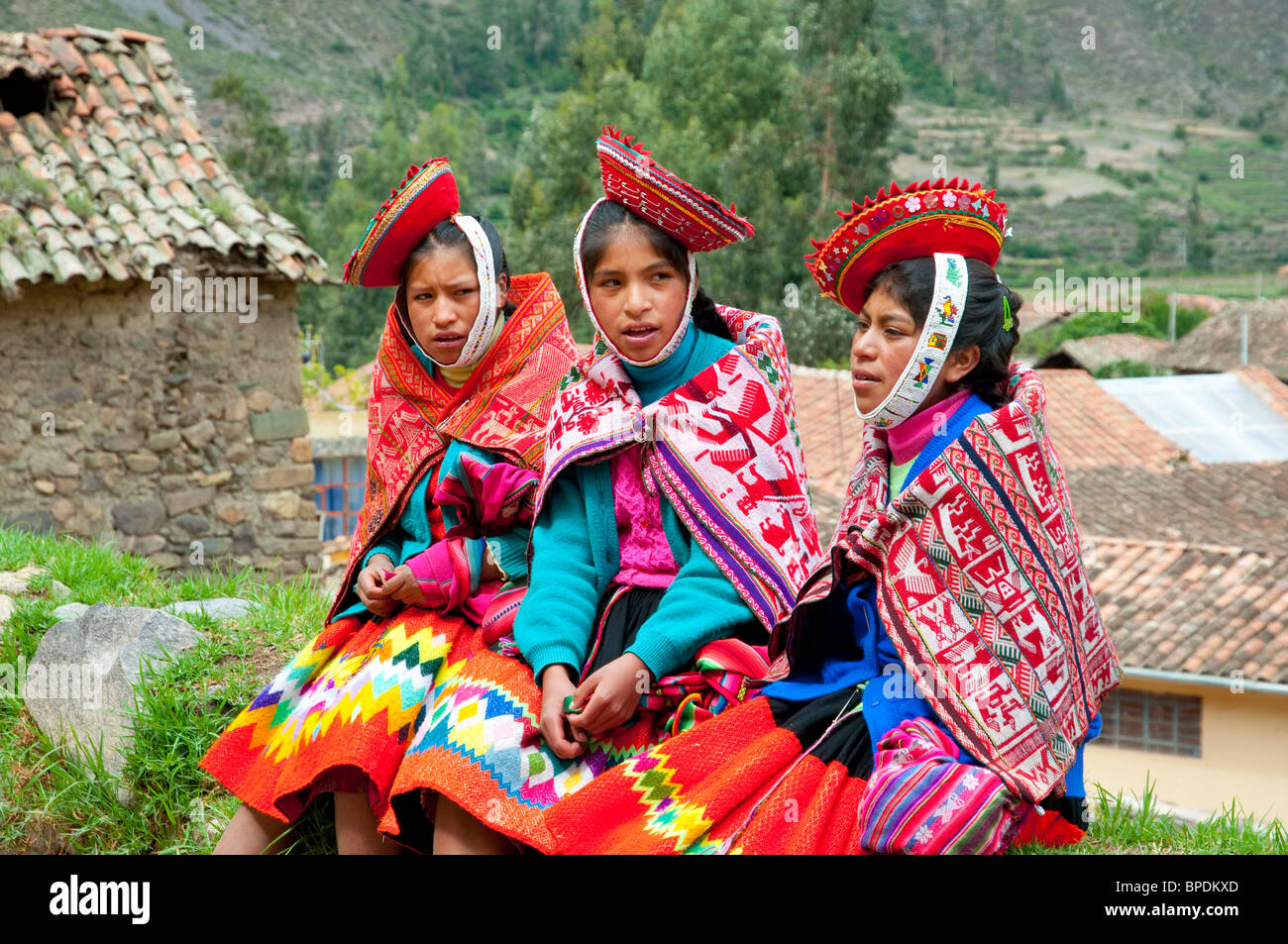 Peruvian children in traditional dress in Ollantaytambo, Urubamba ...