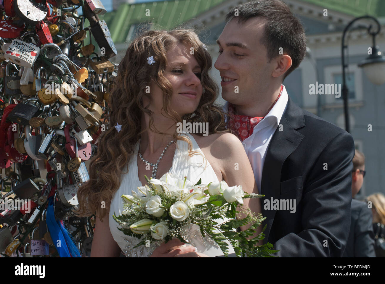 Smiling just married couple Stock Photo - Alamy