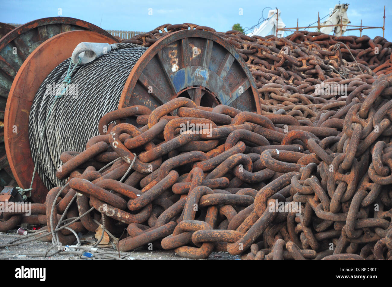 chains at harbour Stock Photo - Alamy
