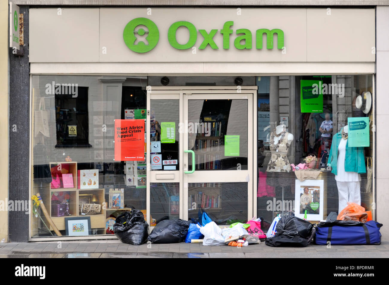 Oxfam shop uk hi-res stock photography and images - Alamy