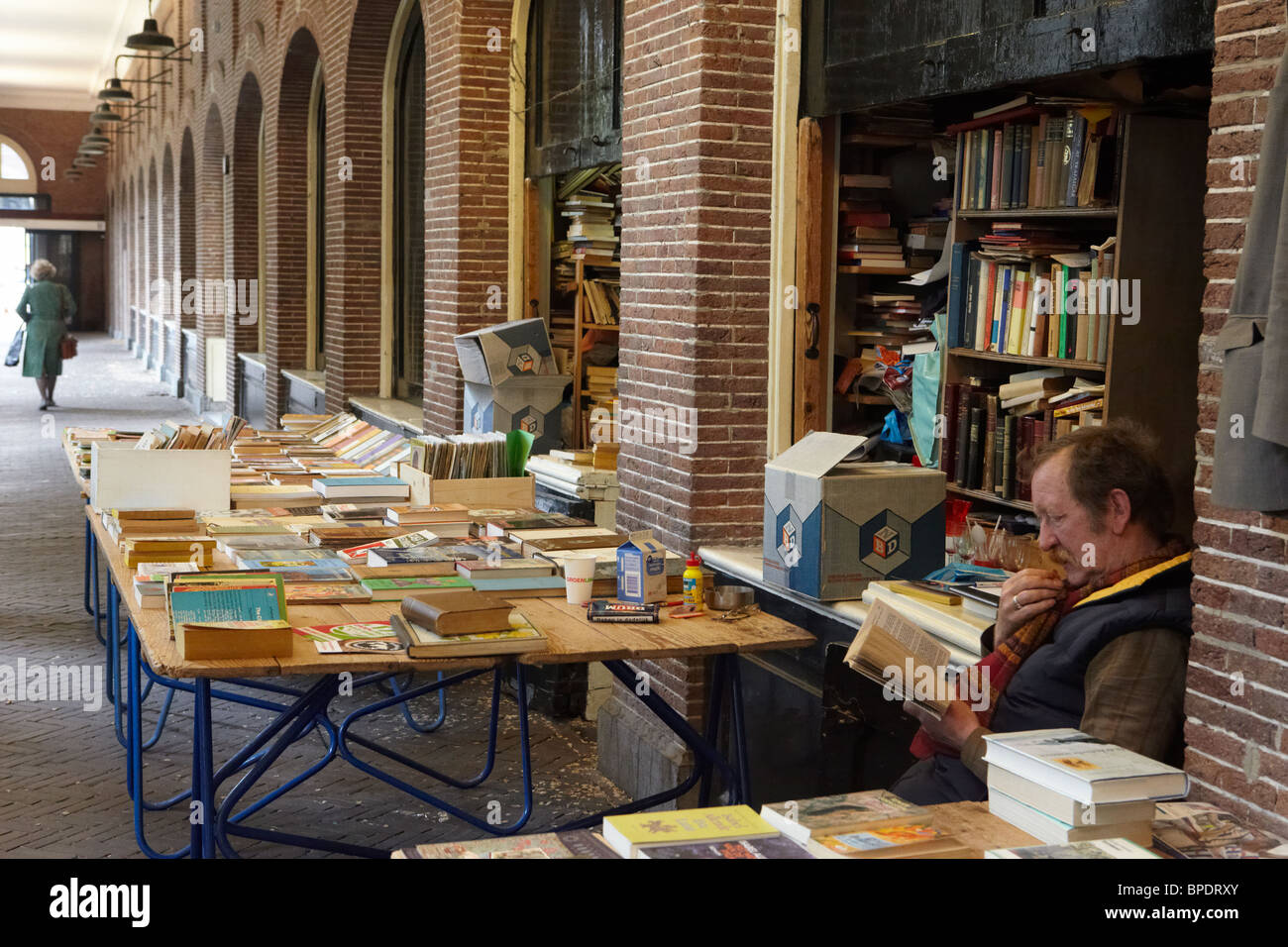 Booksellers table hi-res stock photography and images - Alamy