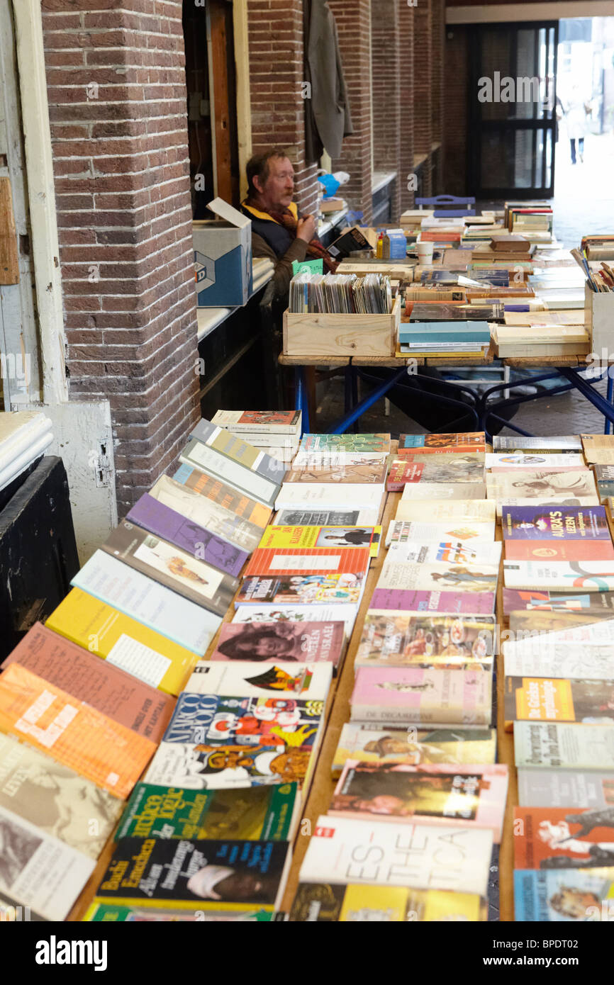 Booksellers table hi-res stock photography and images - Alamy