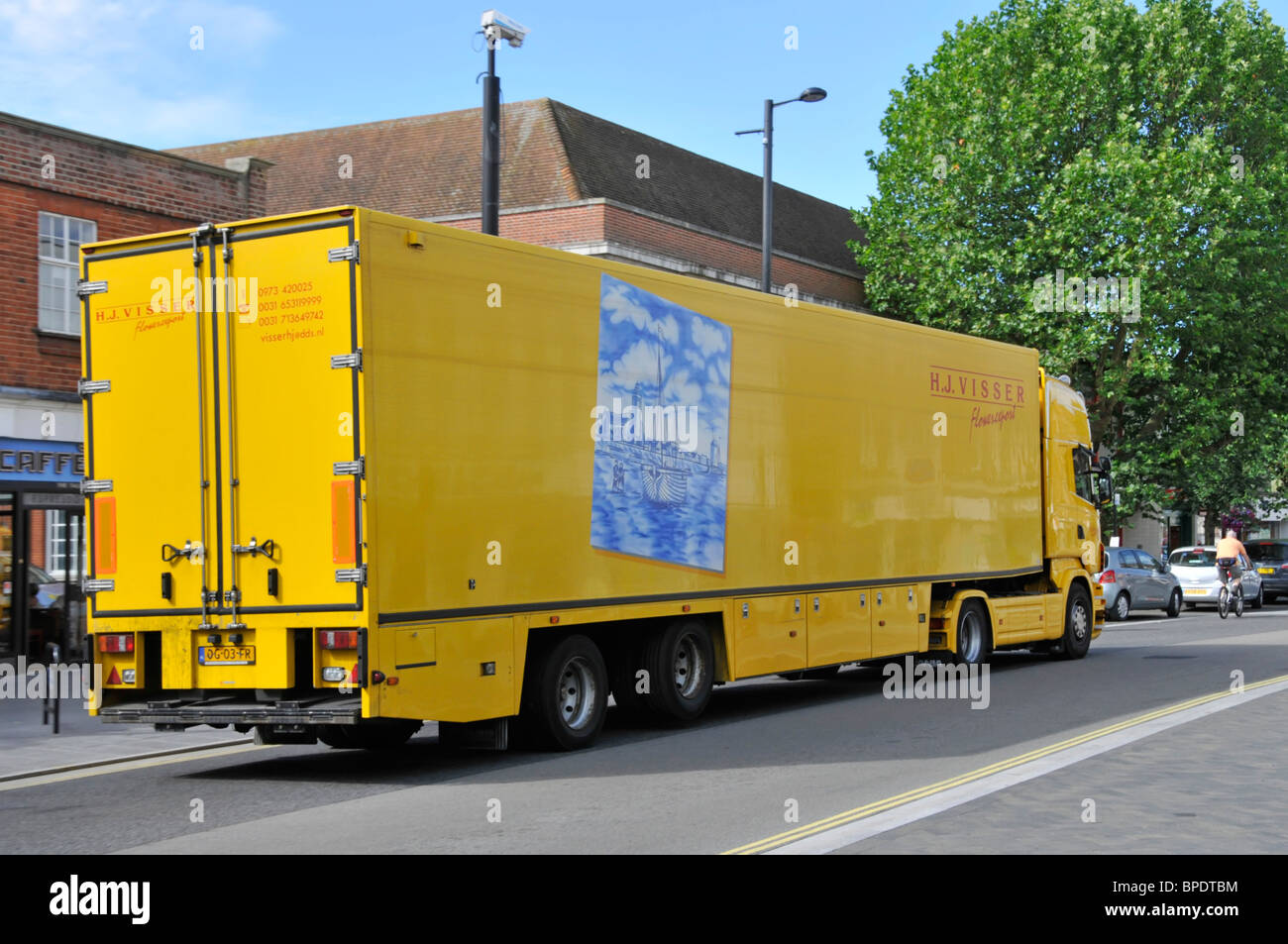 Yellow hgv articulated lorries hi-res stock photography and images - Alamy