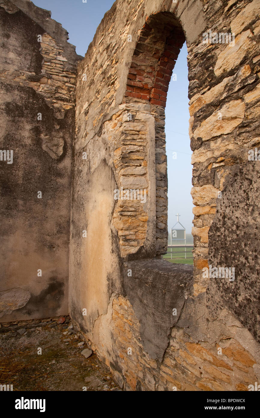 Crumbling stone wall hi-res stock photography and images - Alamy