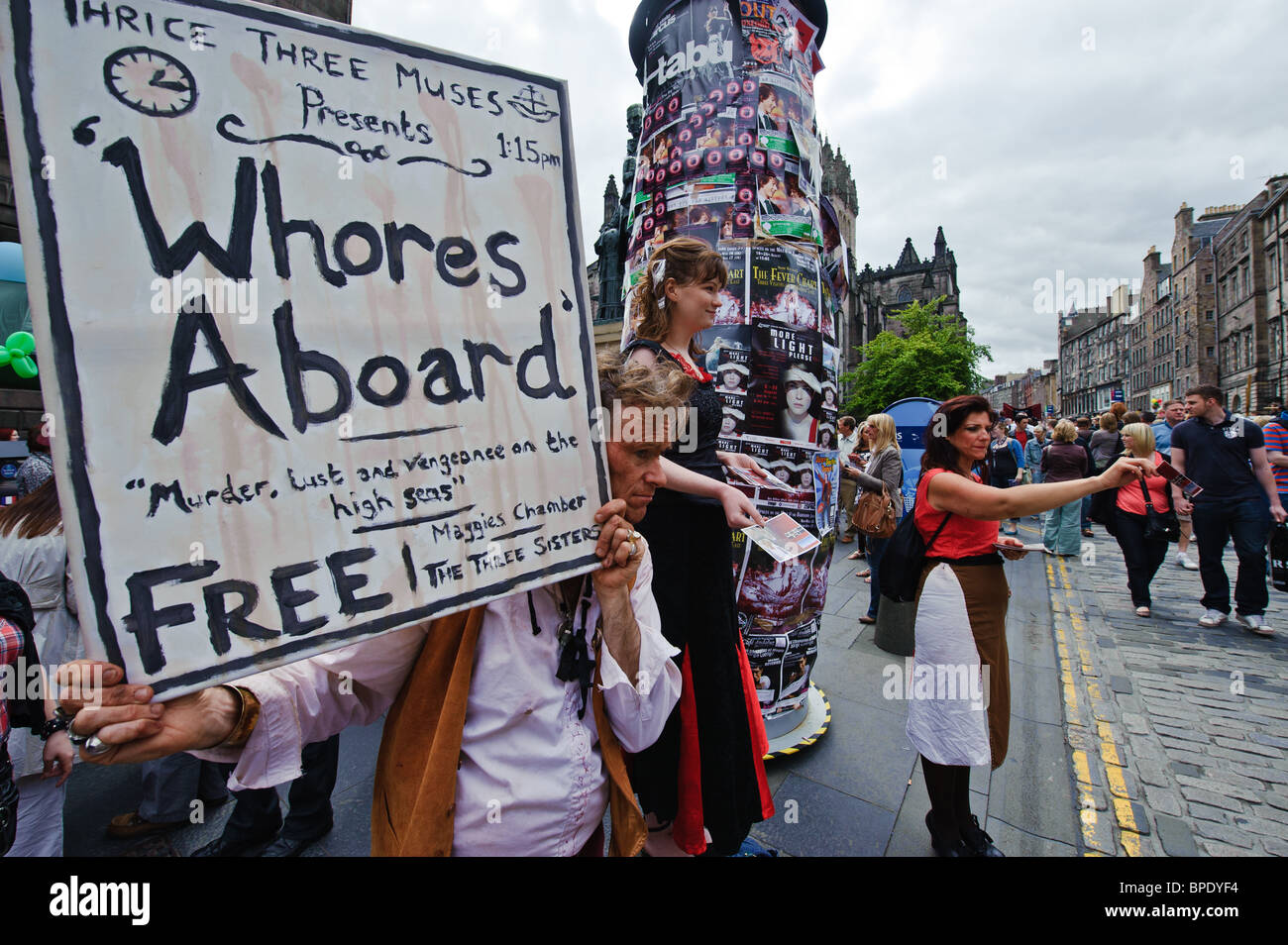 Fringe performers on The High Street in Edinburgh during the Fringe ...