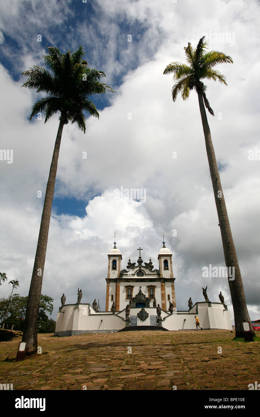The Basilica do Bom Jesus de Matosinhos with the statues of the ...