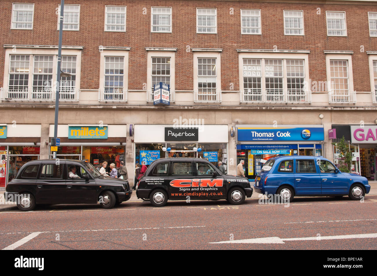 Uk taxis hi-res stock photography and images - Alamy