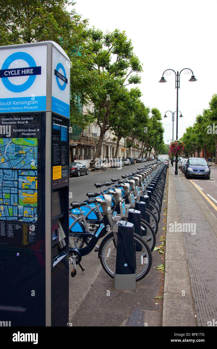 Bike docking station hi-res stock photography and images - Alamy
