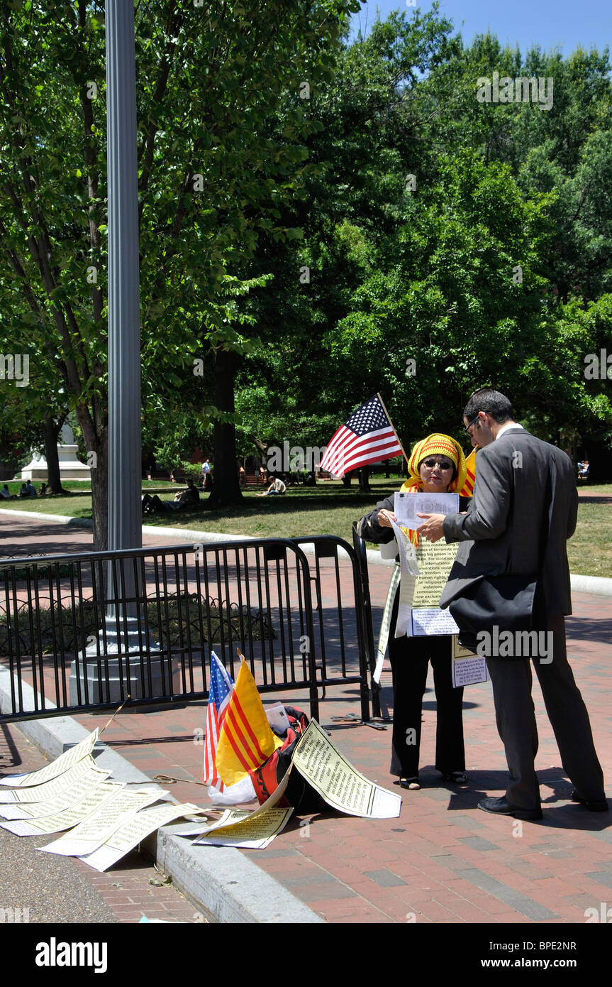 Protester in front of white house hi-res stock photography and images ...