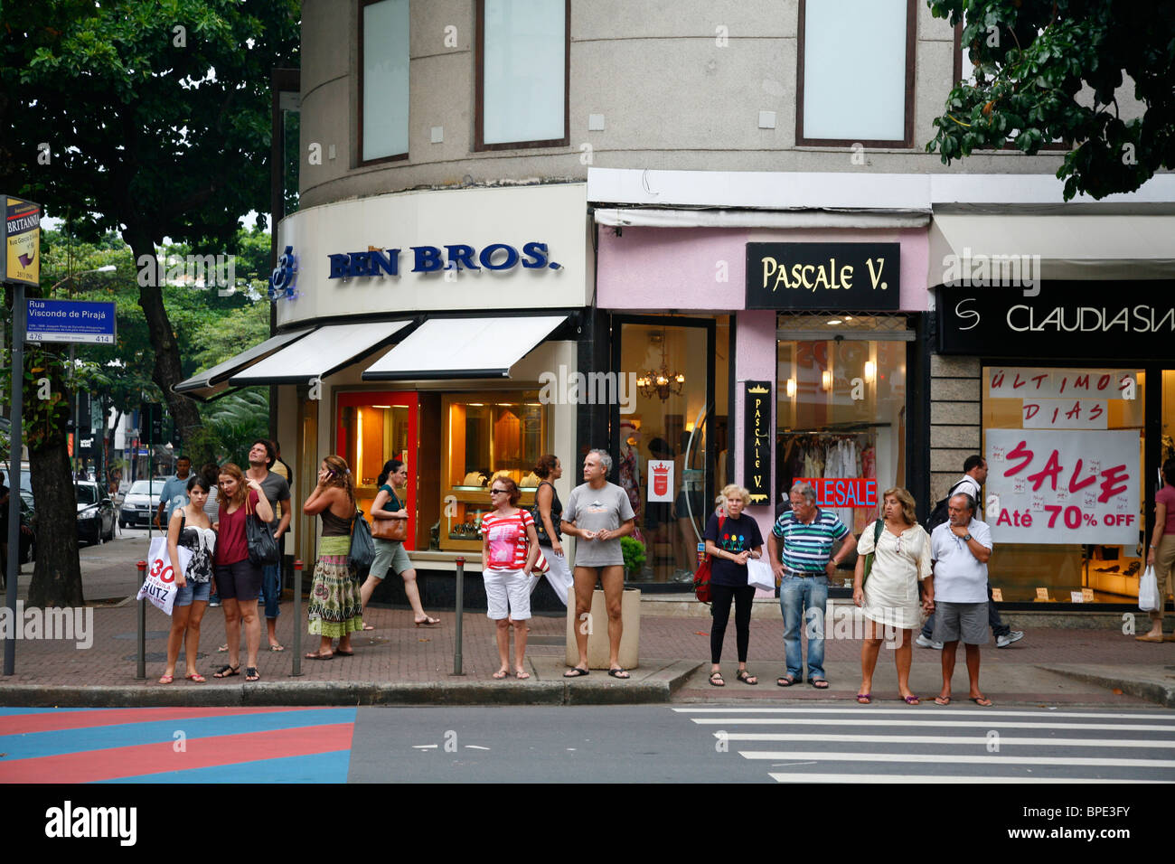Street scene and fashion boutiques at Ipanema, Rio de Janeiro, Brazil ...