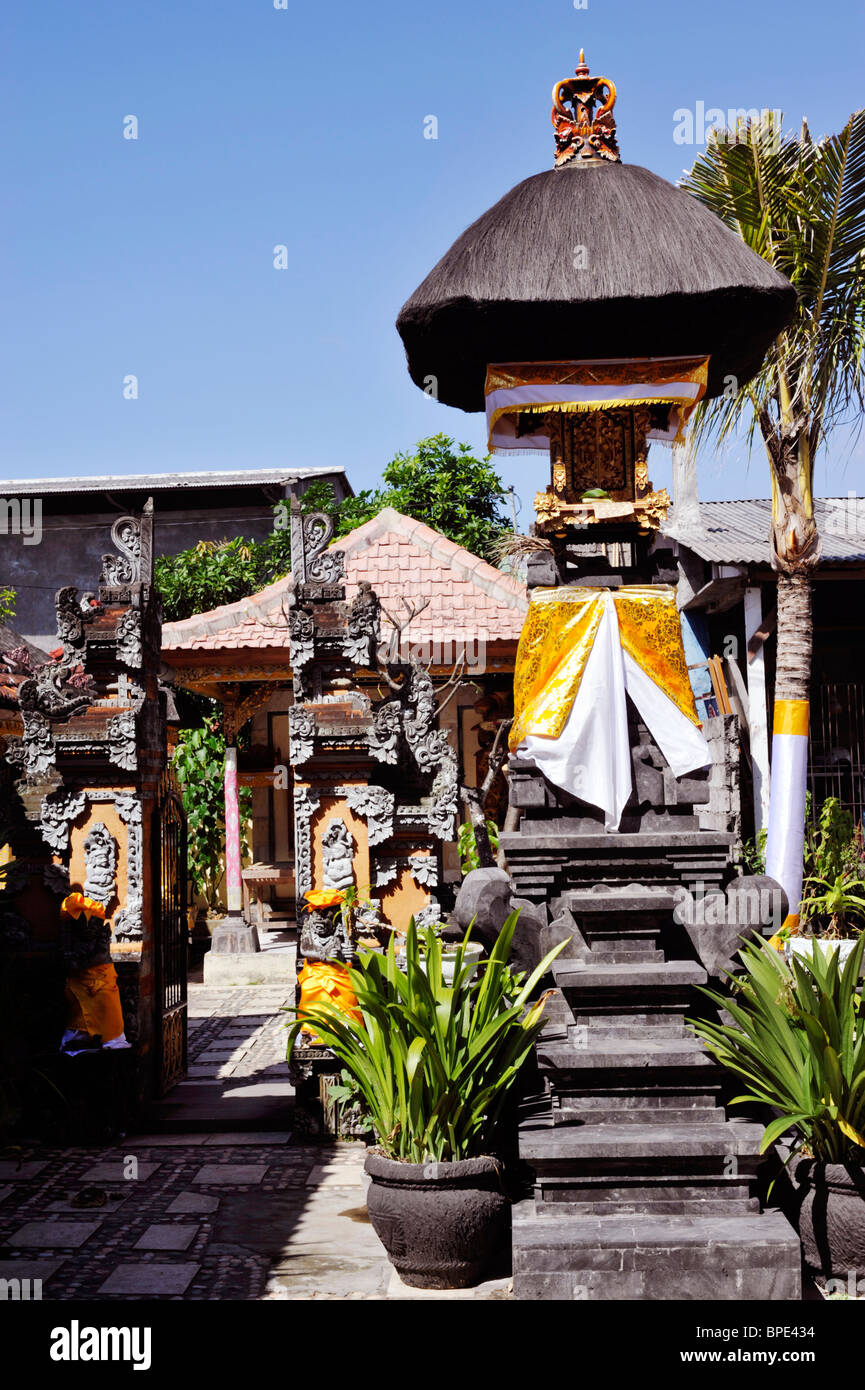 Hindu home shrine hi-res stock photography and images - Alamy