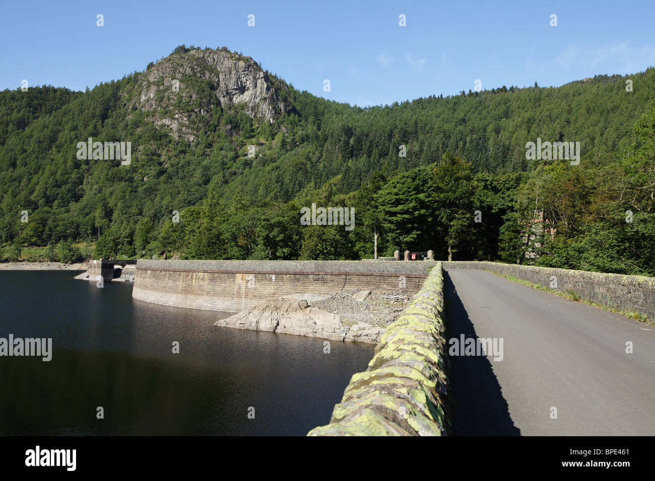 The Thirlmere dam with Raven Crag a Wainwright peak and wooded hillside ...