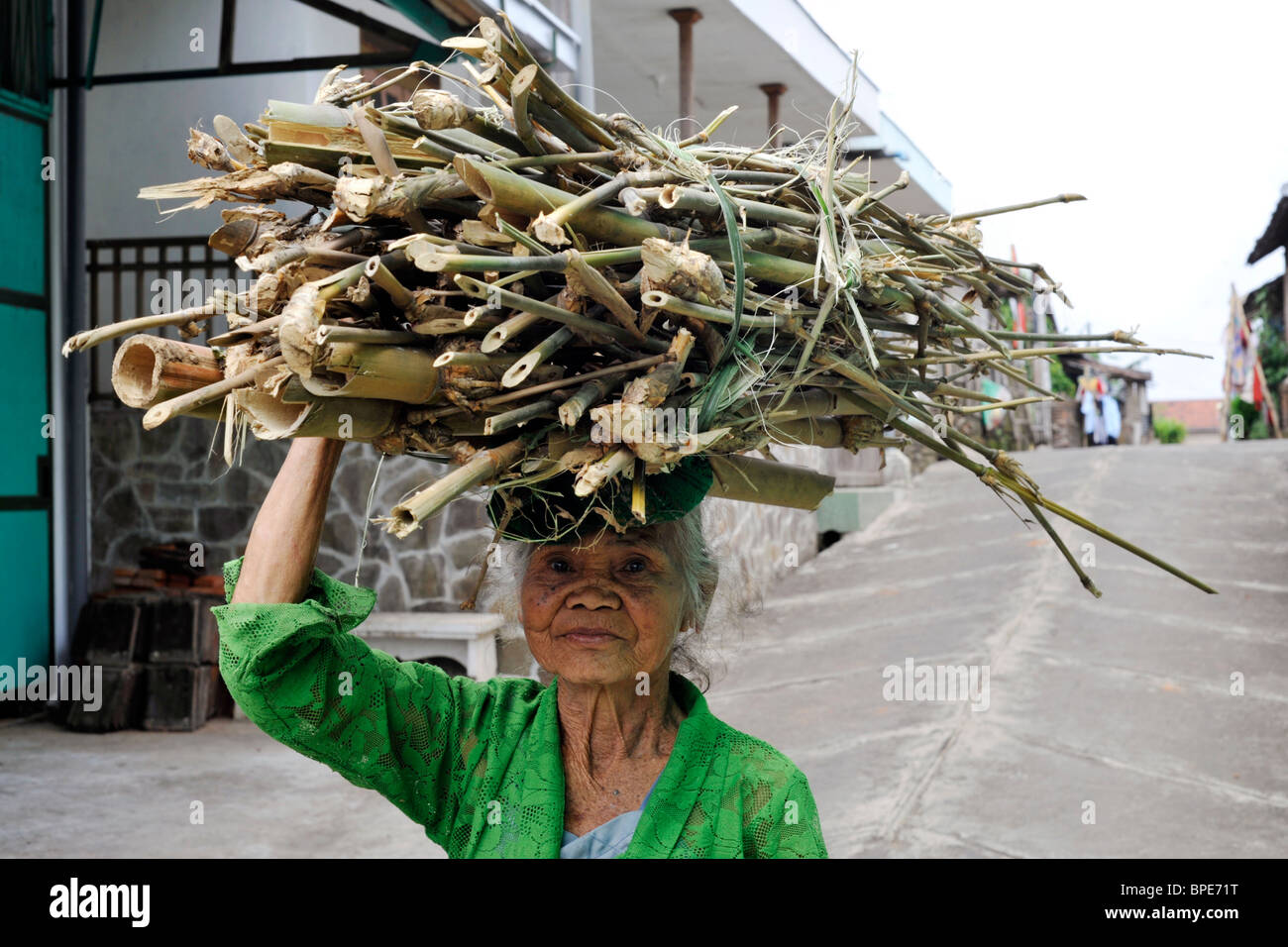 Woman carrying bundle on head hi-res stock photography and images - Alamy