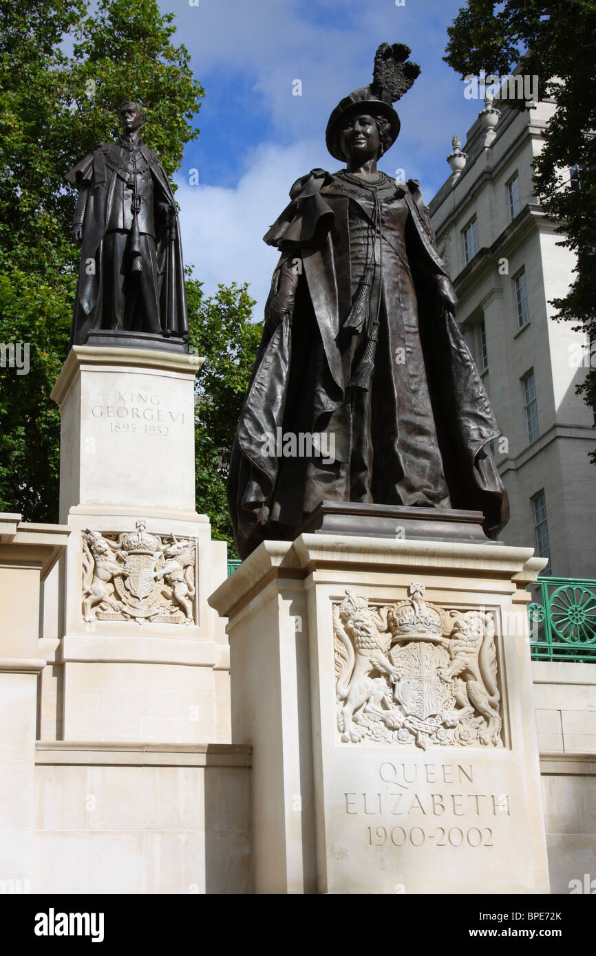Statues of King George VI & Queen Elizabeth, The Mall, London Stock ...