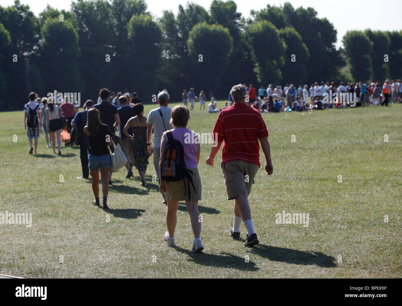 People queueing to get tickets for Wimbledon Championships 2010 Stock ...