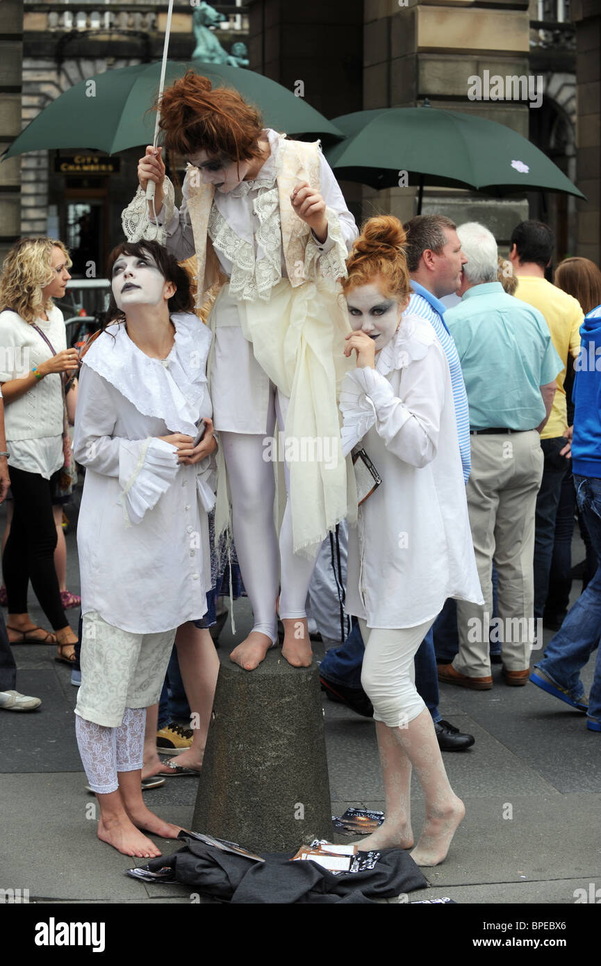 Street performers hi-res stock photography and images - Alamy