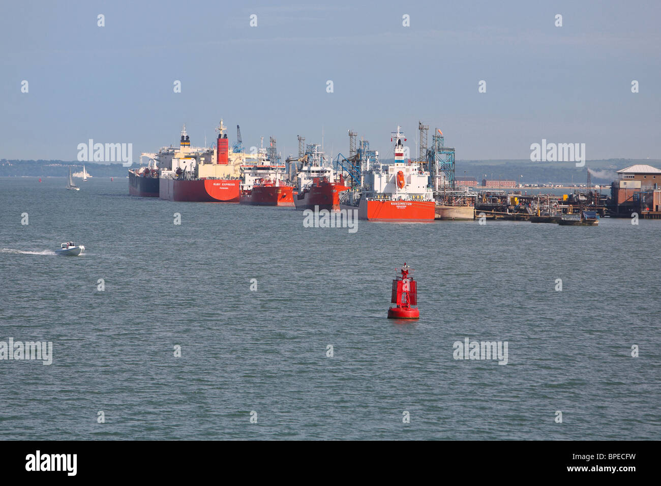 Tanker ships alongside fawley refinery hi-res stock photography and ...