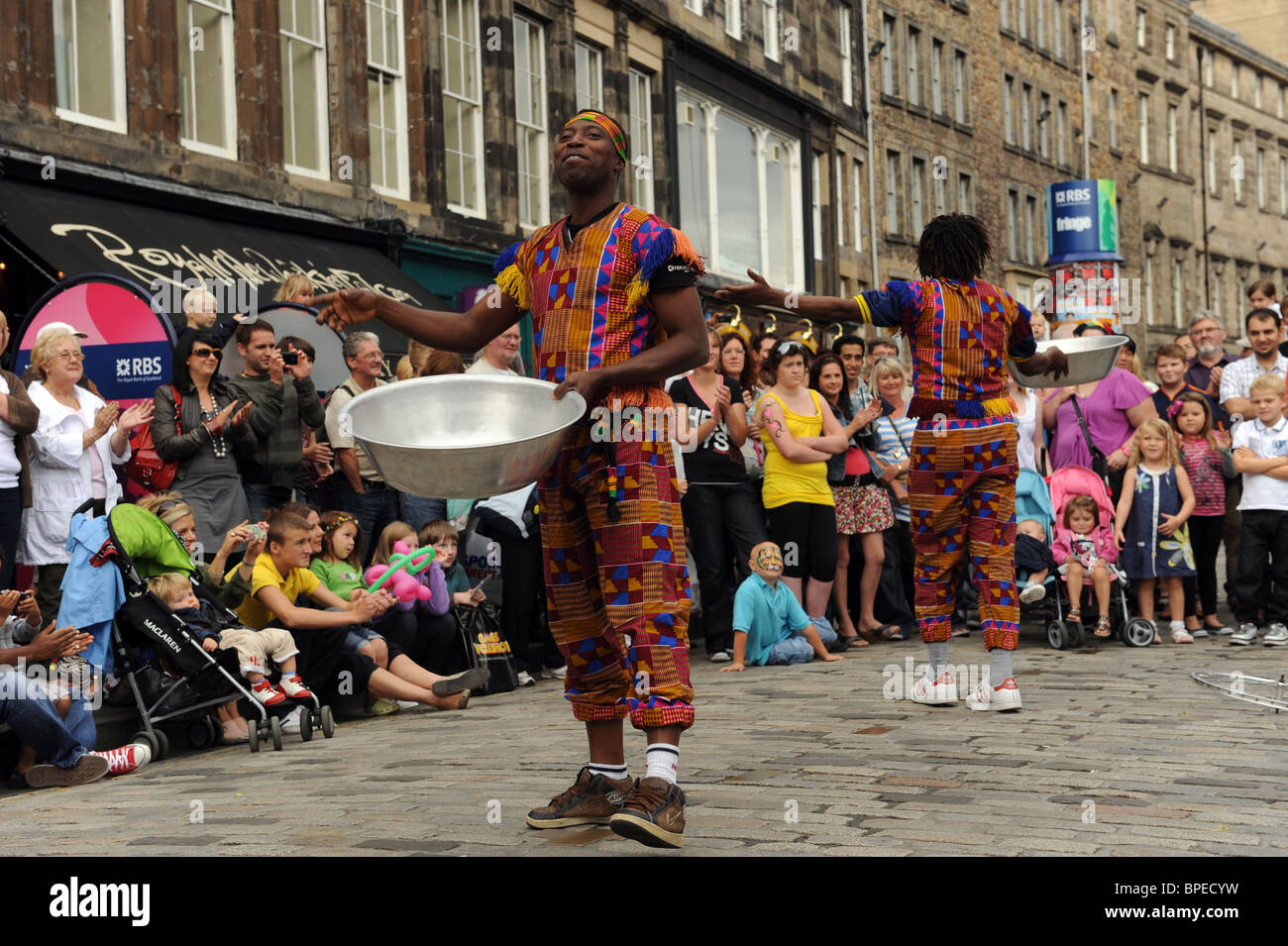 Street performers perform at the Edinburgh Fringe Arts Festival 2010 ...