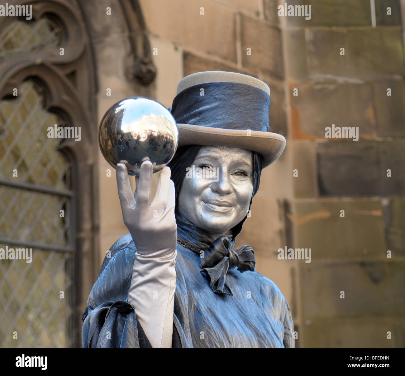 Human statue performing on the street at the Edinburgh Fringe Arts ...