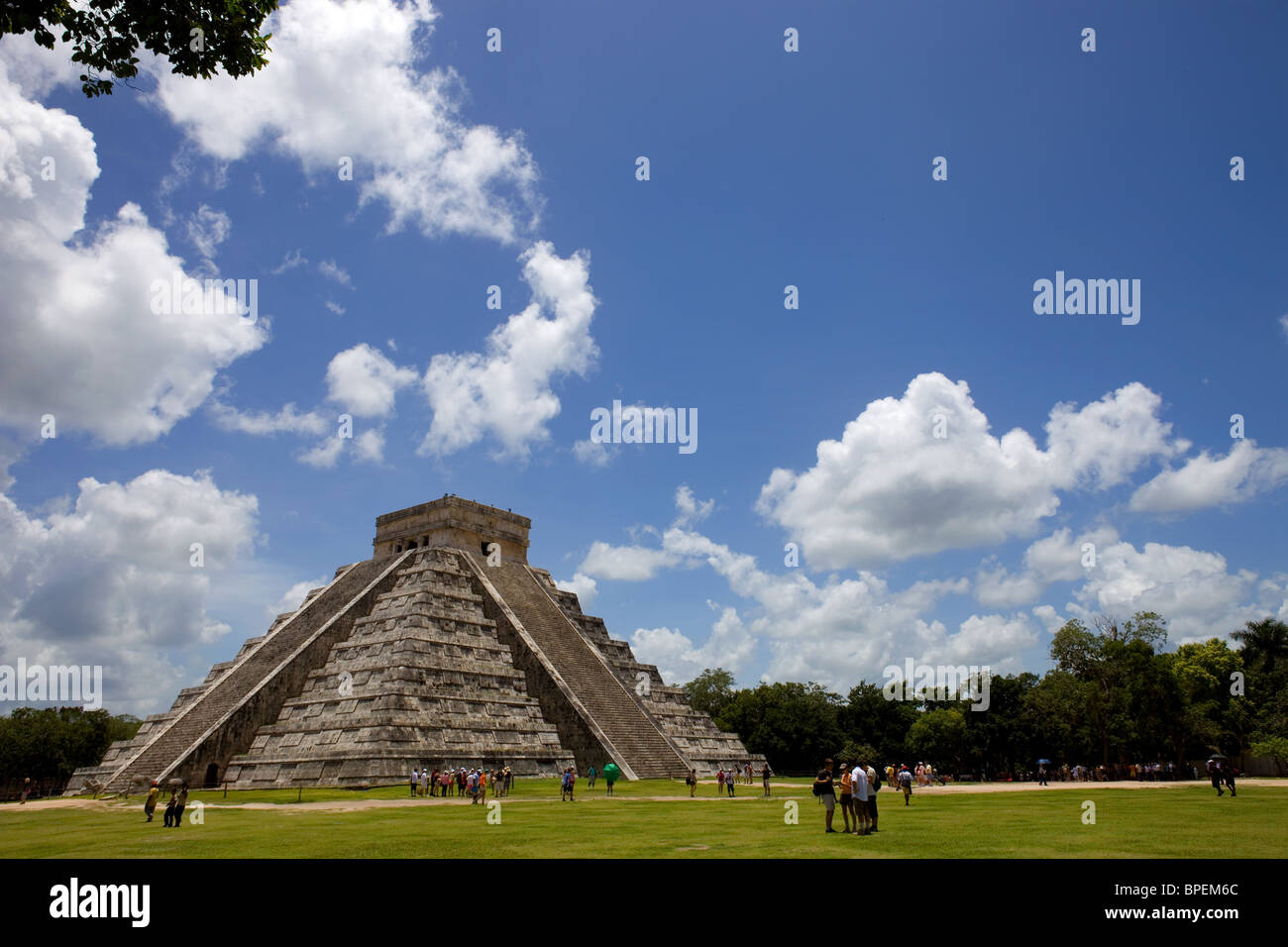 Crowded main pyramid in Chichen Itza, Yucatan, Mexico Stock Photo - Alamy