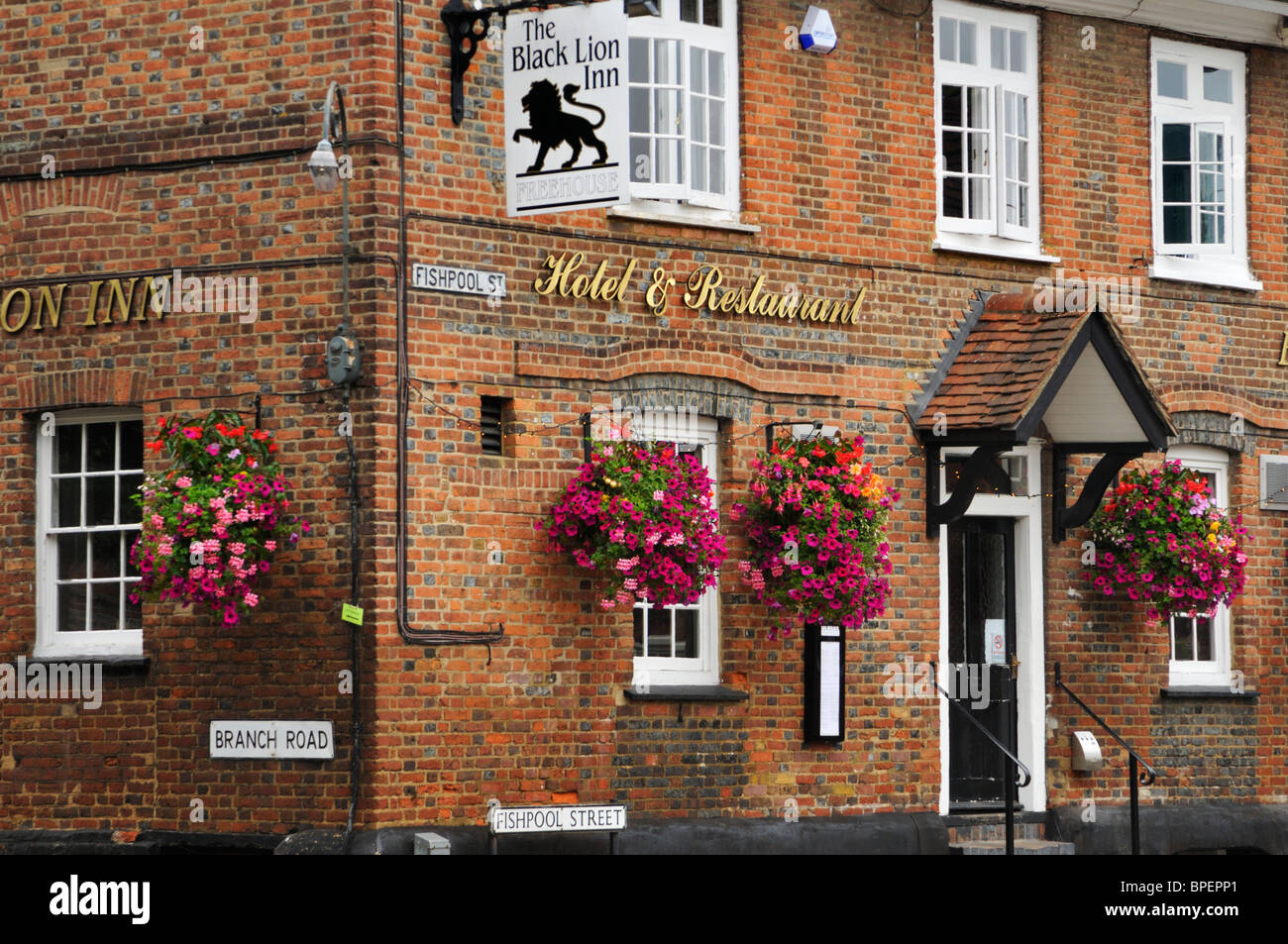 The Black Lion Inn on Fishpool Street, St Albans, UK. A traditional ...
