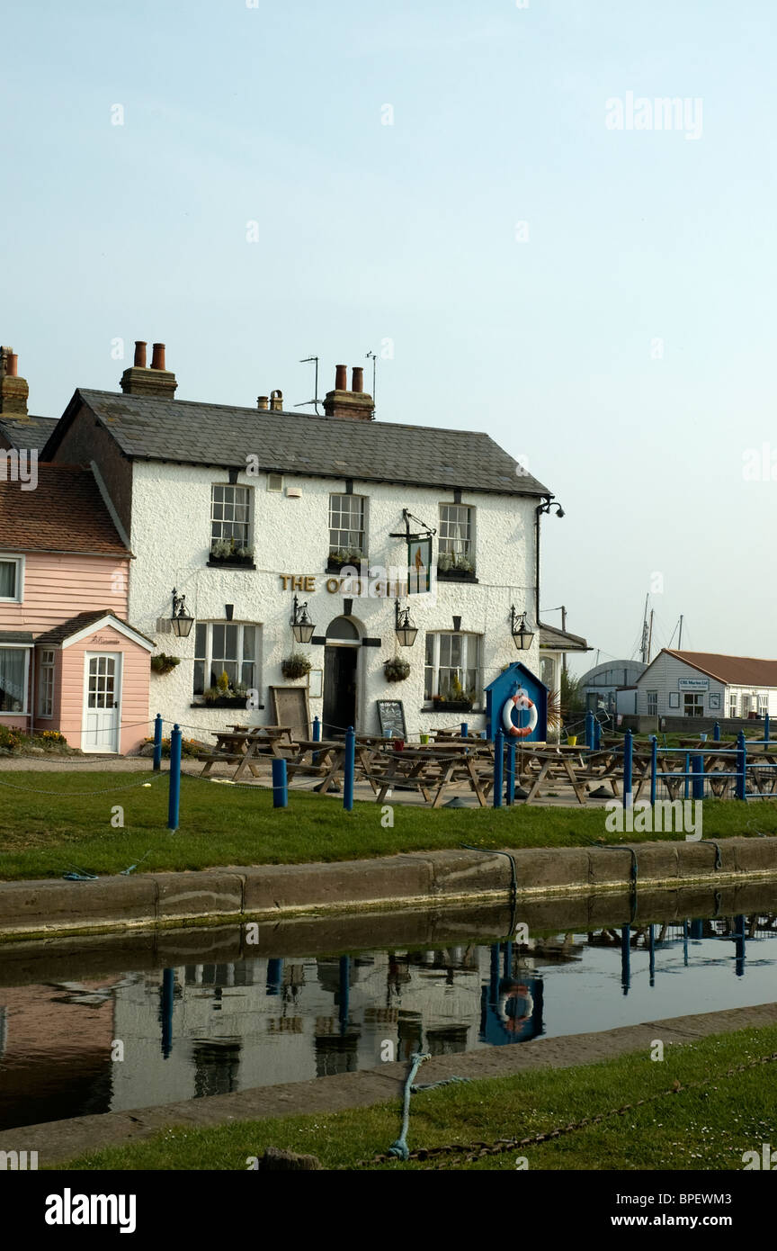 Old ship inn hi-res stock photography and images - Alamy