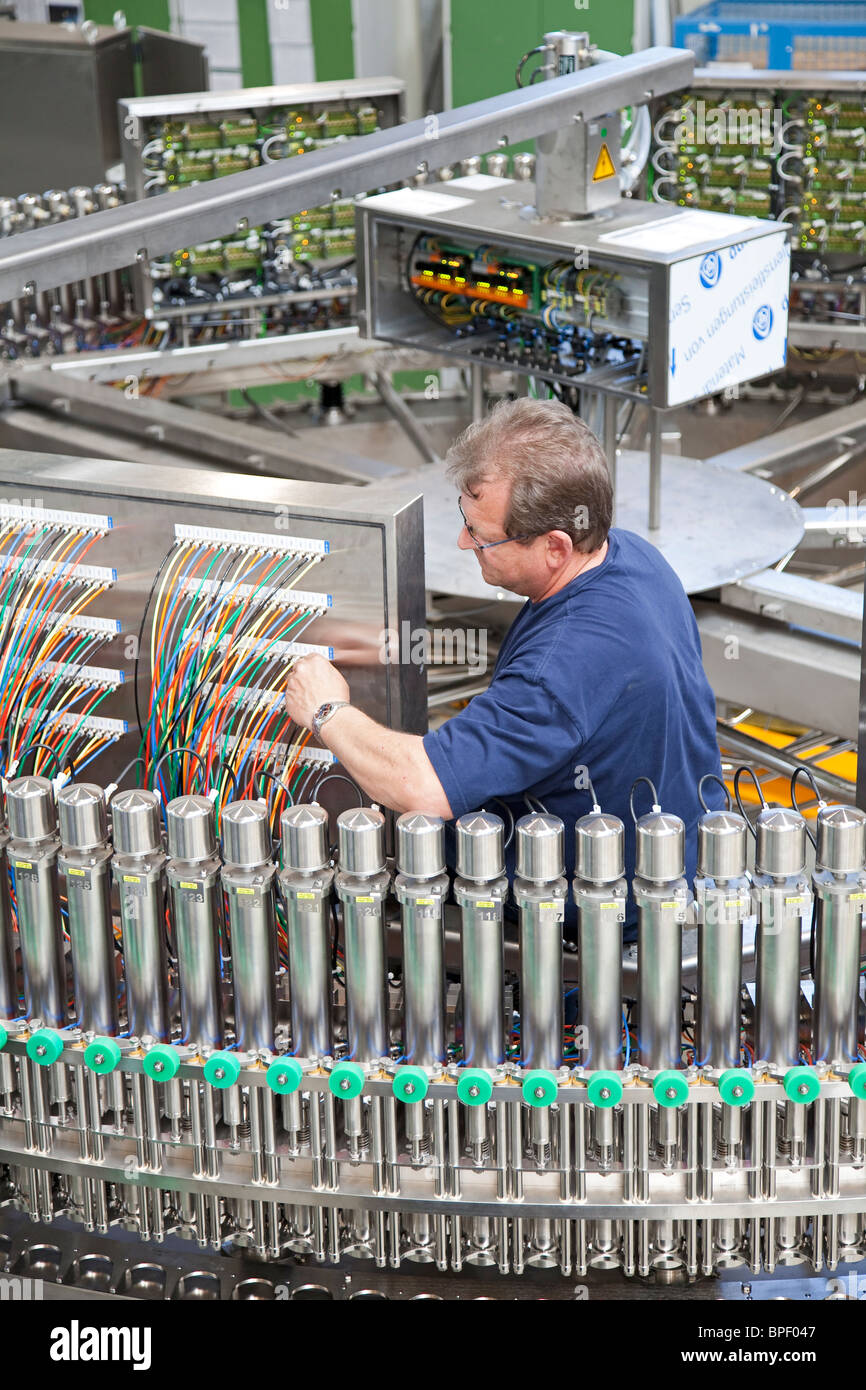 KRONES AG: production of bottling plants in the factory in Neutraubling ...
