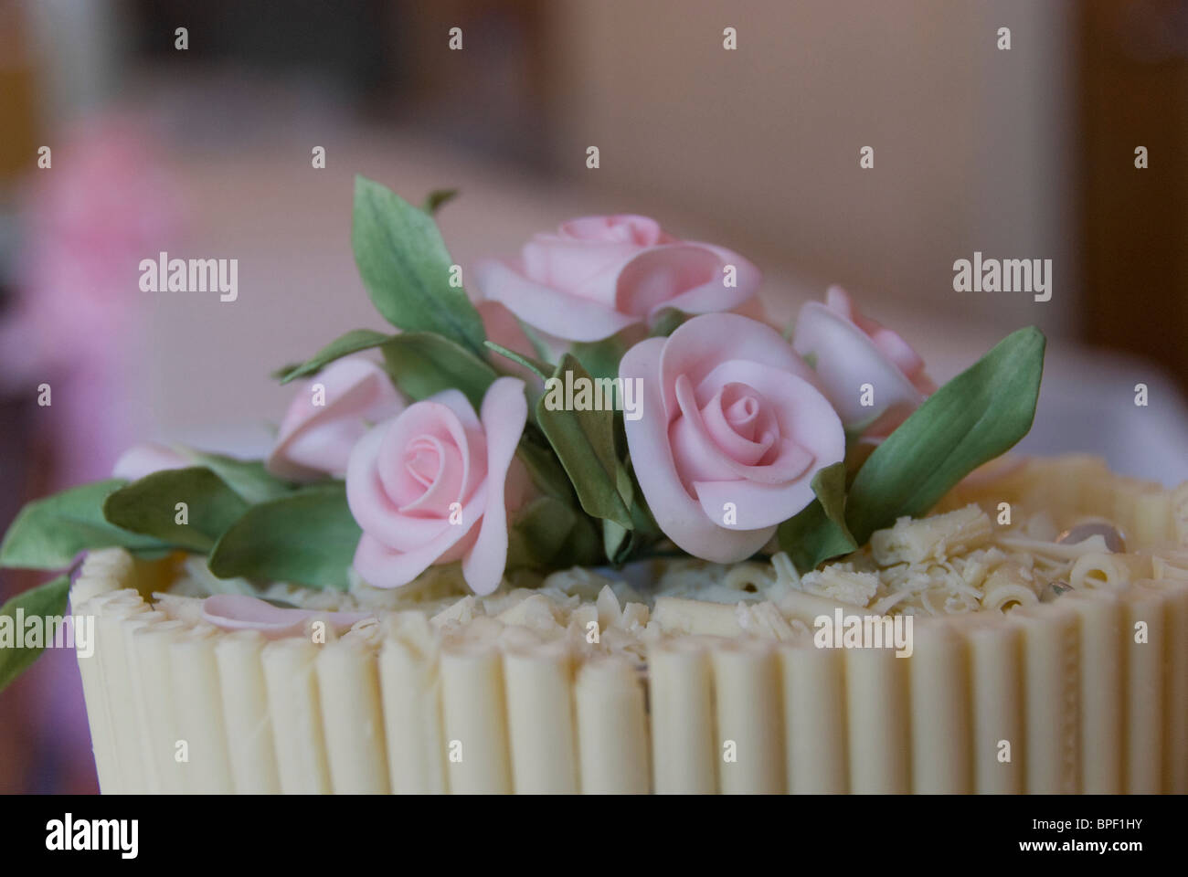 Pink iced cake hi-res stock photography and images - Alamy